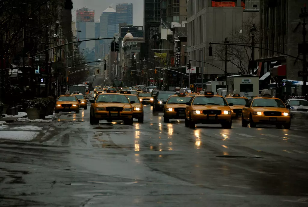 woon-werkverkeer nyc, een taxi nyc begroeten, stadstransit regen