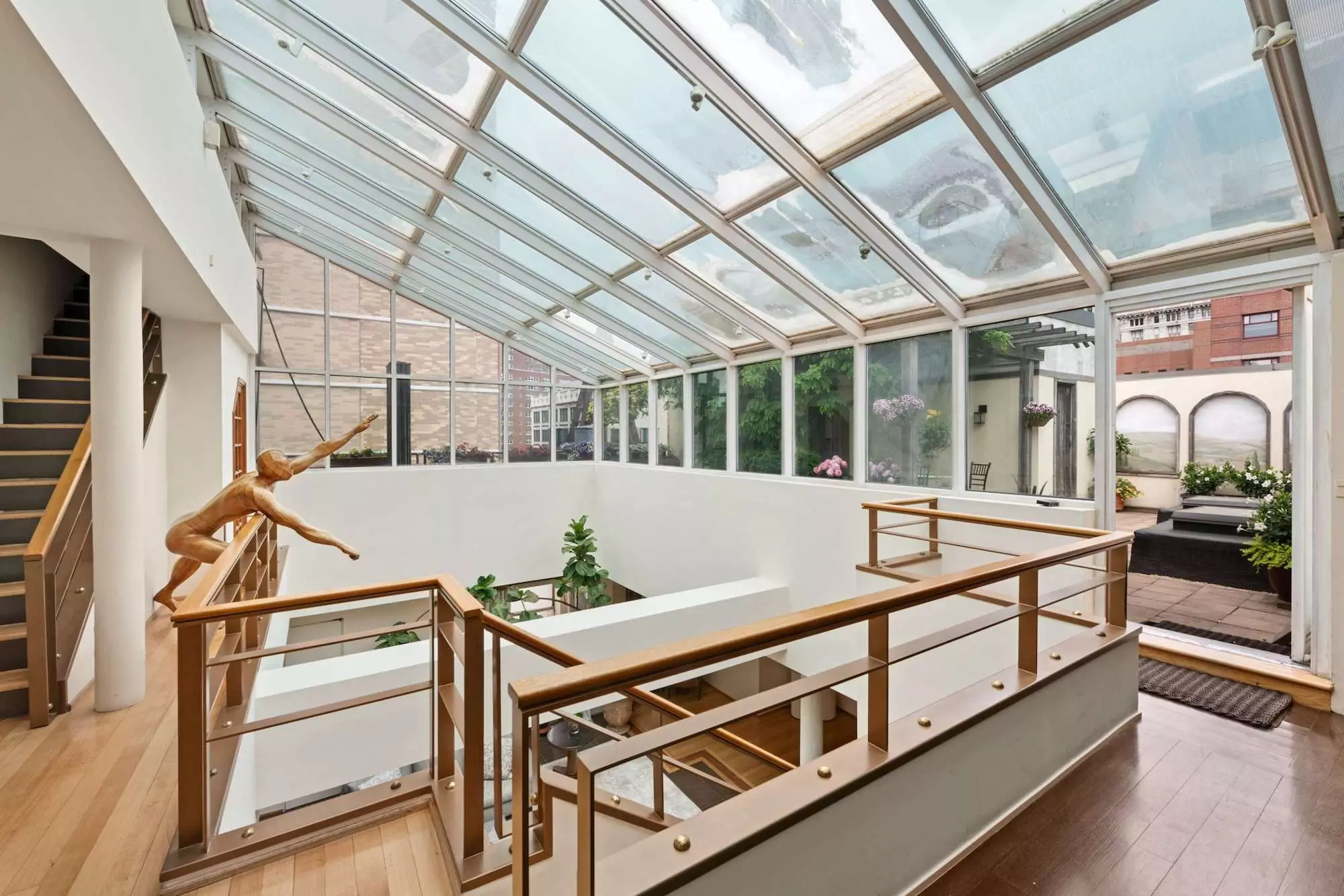 Qhov no $ 7.85M East Village penthouse muaj 40-foot iav atrium thiab Tuscan-inspired terrace 3249_3