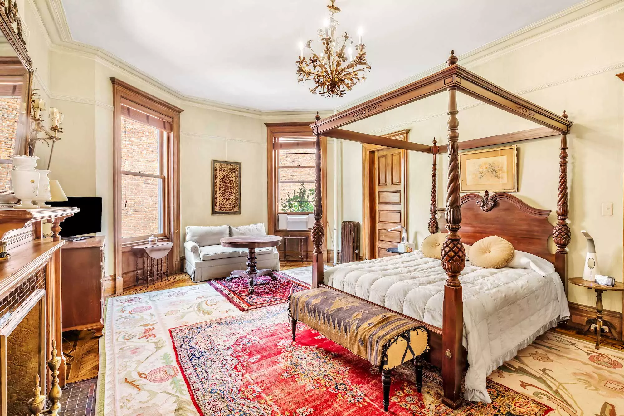 $8.2M के लिए, 10 बेडरूम और संरक्षित लकड़ी के टन के साथ एक ऐतिहासिक हार्लेम हवेली 3277_11