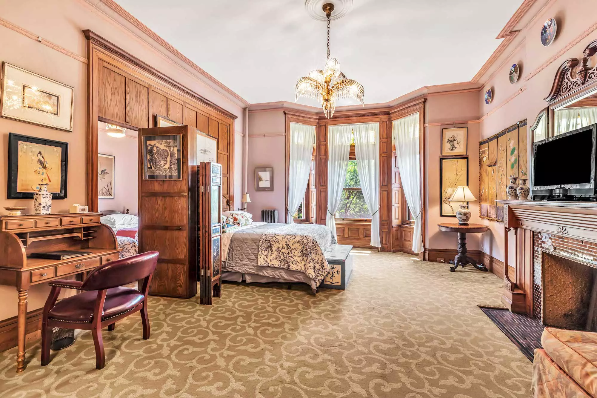 $8.2M के लिए, 10 बेडरूम और संरक्षित लकड़ी के टन के साथ एक ऐतिहासिक हार्लेम हवेली 3277_13
