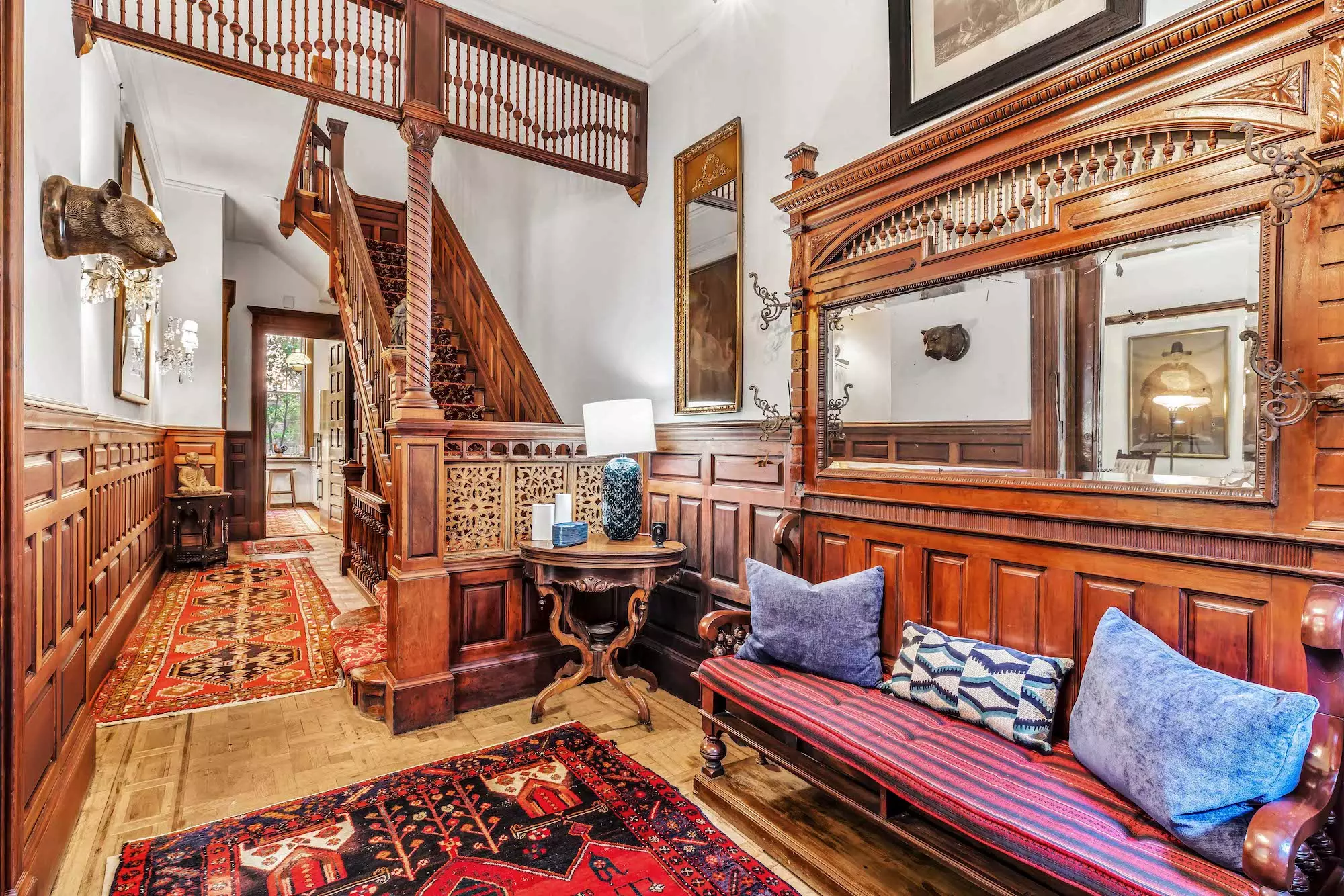 Voor $ 8,2 miljoen, een historisch herenhuis in Harlem met 10 slaapkamers en tonnen bewaard houtwerk 3277_2