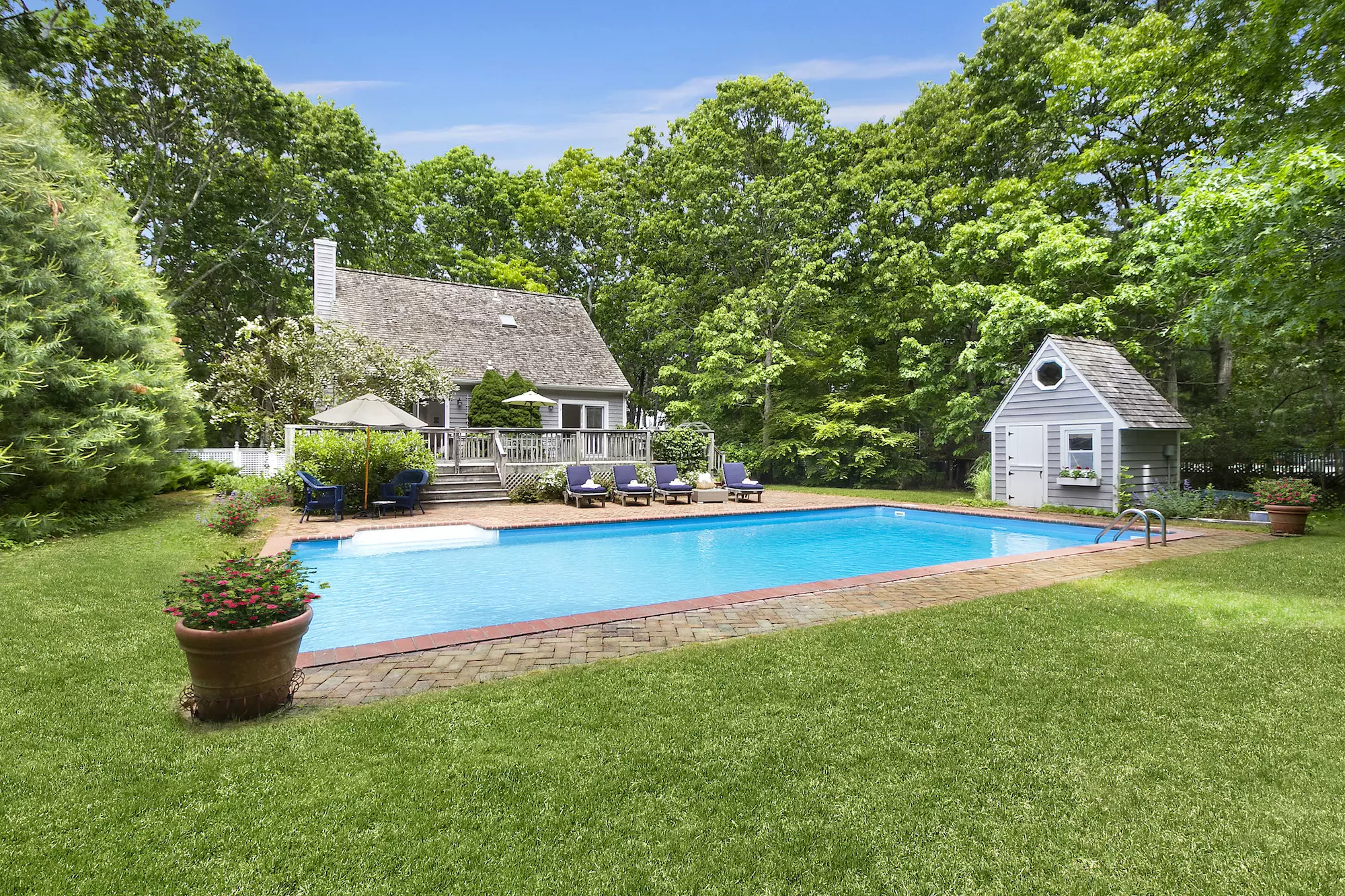 $ 1.8M Hamptons Heem ass Entspanung-prett mat knusprech Interieur an engem rouegen Haff 3279_1