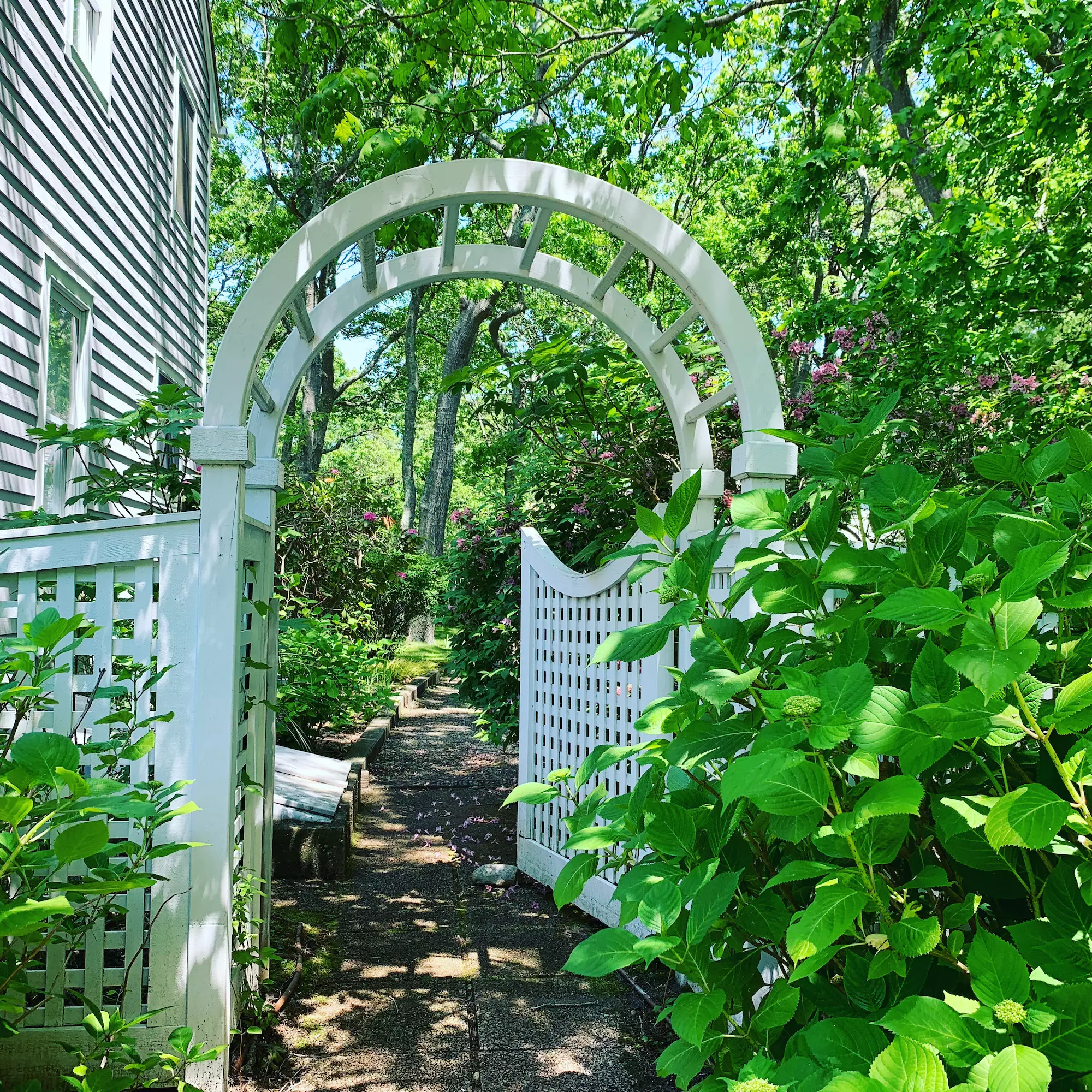 A casa de US $ 1,8 milhão em Hamptons está pronta para relaxar com interiores nítidos e um quintal sereno 3279_15