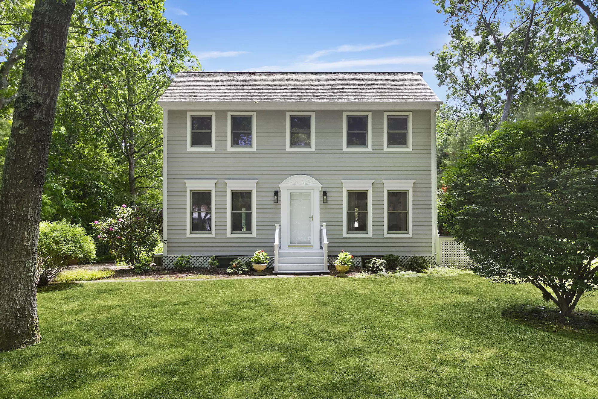 $1.8M Hamptons ಮನೆಯು ಗರಿಗರಿಯಾದ ಒಳಾಂಗಣ ಮತ್ತು ಪ್ರಶಾಂತವಾದ ಹಿತ್ತಲಿನಲ್ಲಿ ವಿಶ್ರಾಂತಿಗೆ ಸಿದ್ಧವಾಗಿದೆ 3279_2