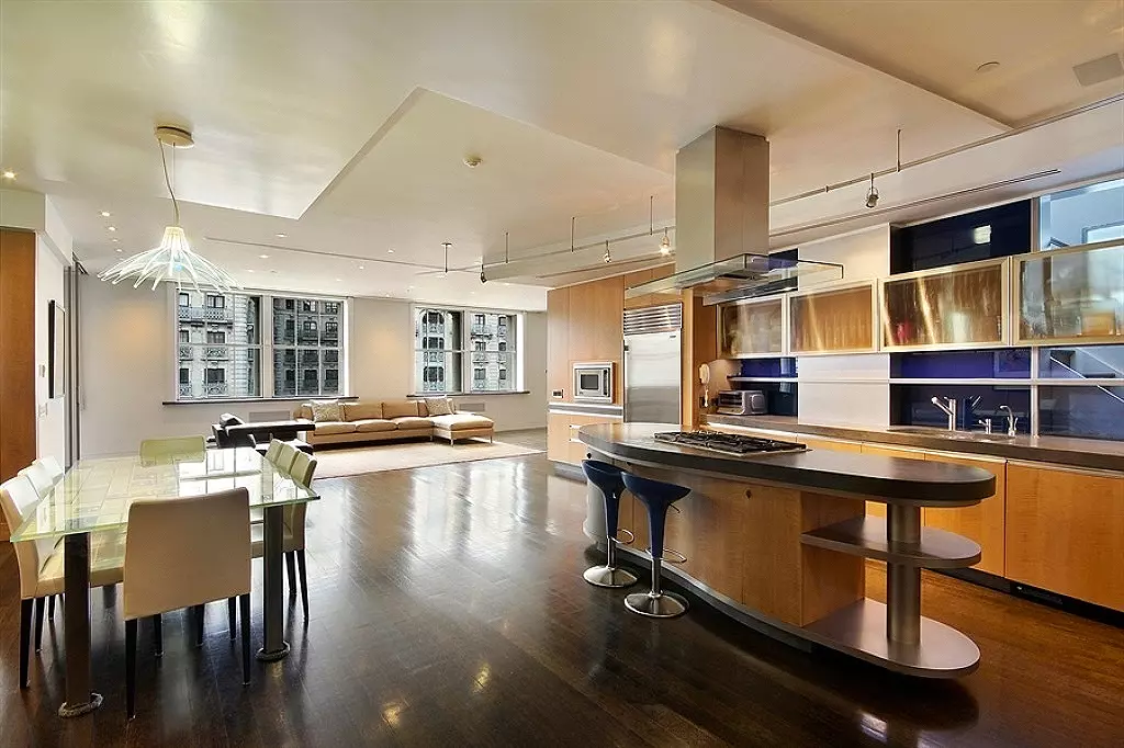 Пентхаус стоимостью 9,7 млн долларов, спроектированный Дэвидом Абелоу, в здании Apple Bank может похвастаться потрясающей футуристической кухней 32804_1