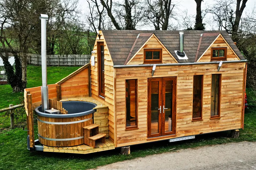 'Glamper' lussu ta' Tinywood Homes hija perfetta għal ħarġiet tal-ħarifa (Hot Tub Inkluż) 32816_1