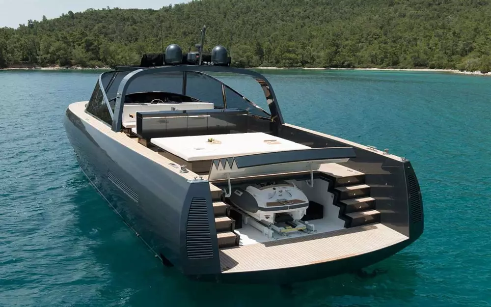 Norman Foster-Designed Yacht estas Eleganta Vojo por Veli la Malfermajn Marojn 32889_1