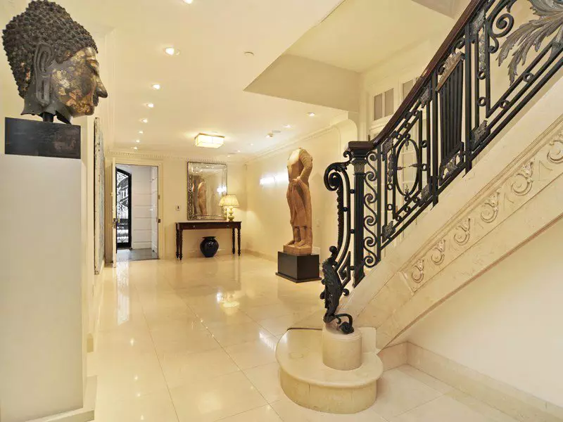 Mula sa Majestic Stair hanggang sa Mahusay na Mga Pader, $20M Upper East Side Home ay Pure Elegance 33037_1