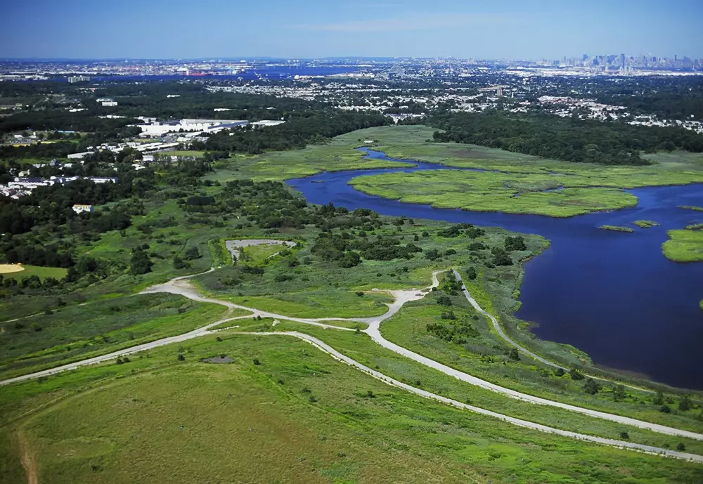 freshkills park, freshkills park landaanwinning, adaptief hergebruik, landschapsontwerp, nyc verontreinigde parken, parkopruiming nyc