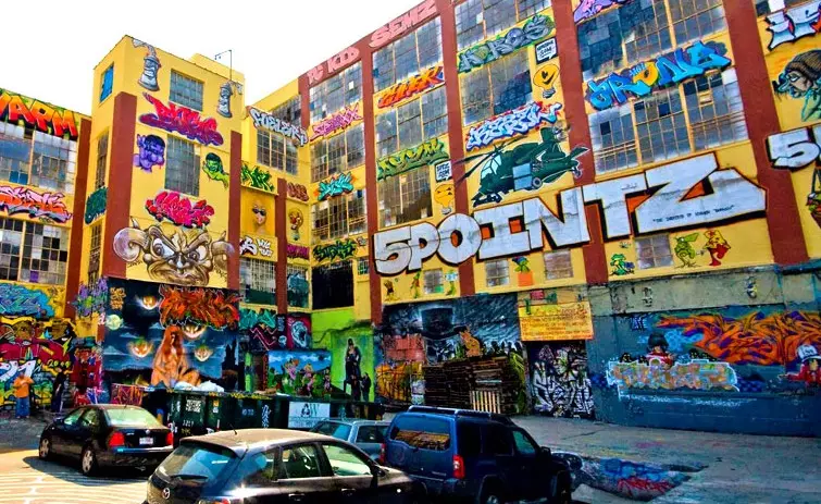 5Pointz فنکاروں نے Iconic Graffiti Facade کو وائٹ واش کرنے کے لیے ڈویلپر پر مقدمہ کیا۔ 330_1