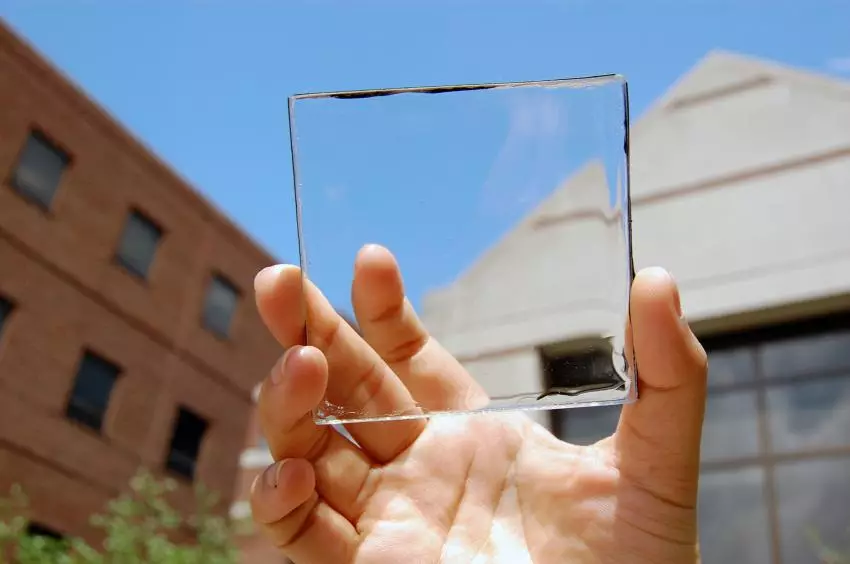 Dzięki nowym przezroczystym koncentratorom słonecznym szklane wieże mogą generować energię słoneczną 33339_1