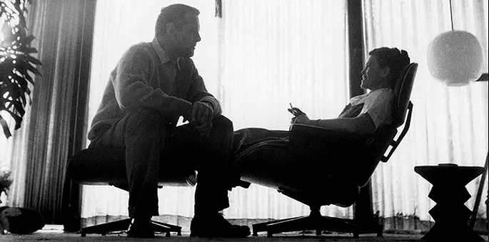 Mireu Charles i Ray Eames presenten la seva icònica gandula al programa 