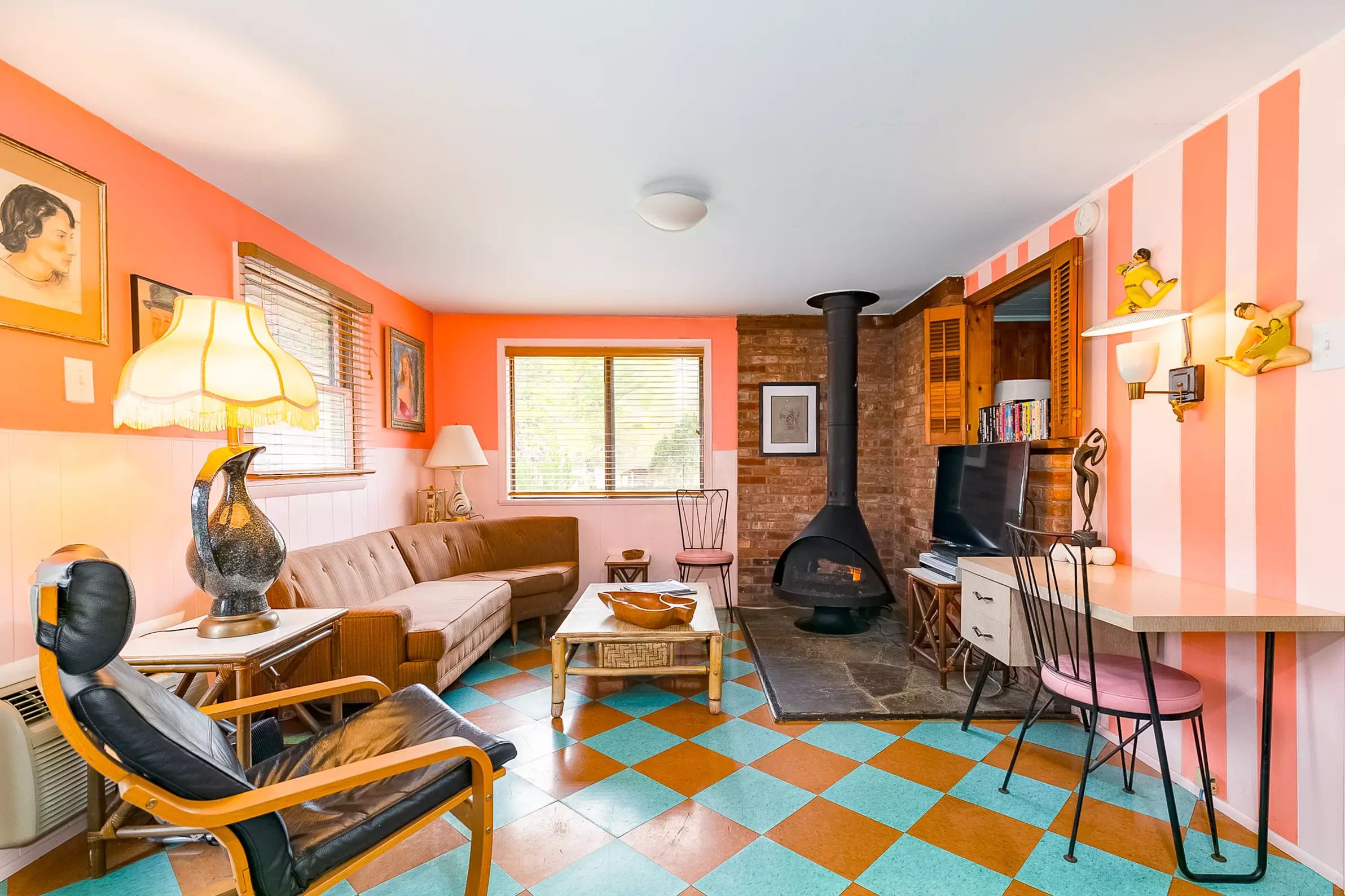 Kate Pierson wa B-52s ameorodhesha kiwanja chake cha retro Catskills kwa $2.2M, vifaa vya kitschy vimejumuishwa. 3341_10