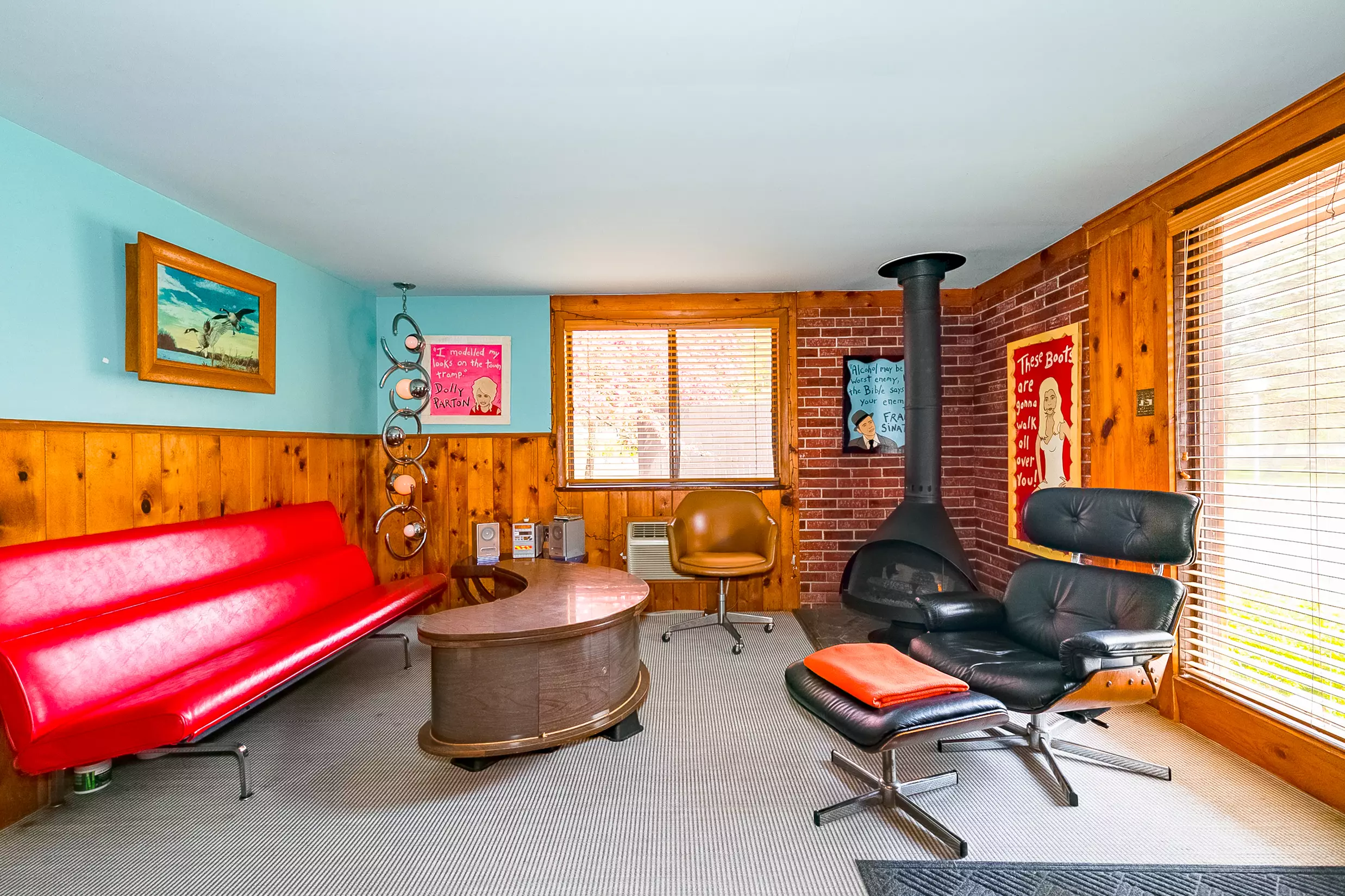 Gilista ni Kate Pierson sa B-52s ang iyang retro Catskills compound sa $2.2M, gilakip ang kitschy furnishings 3341_11