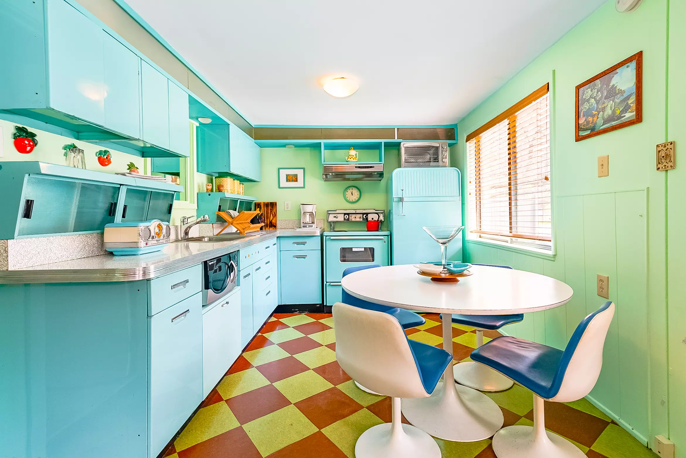 Kate Pierson wo muri B-52s yanditse urutonde rwa retro Catskills kumadorari $ 2.2M, ibikoresho bya kitschy birimo 3341_12