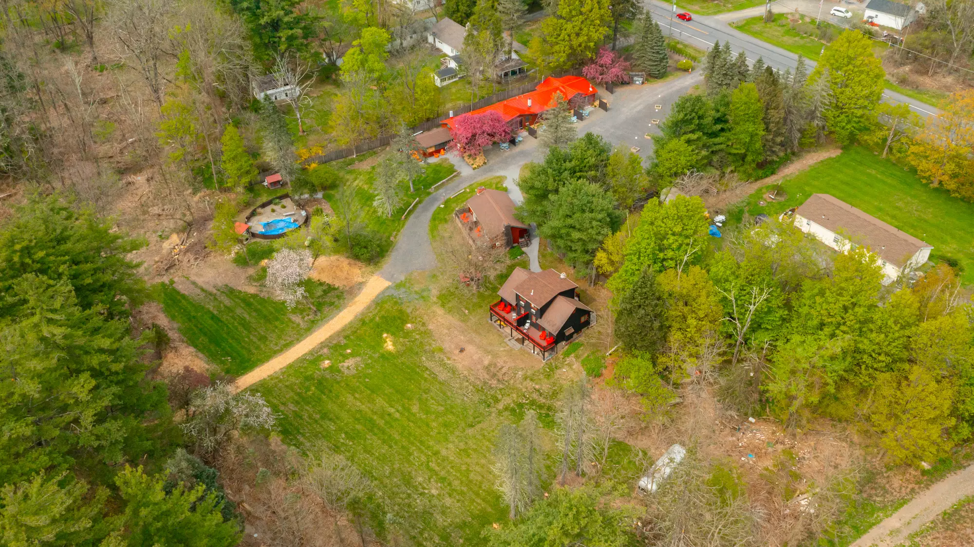 Kate Pierson nke B-52 depụtara ogige Retro Catskills maka $2.2M, arịa ụlọ kitschy gụnyere. 3341_2