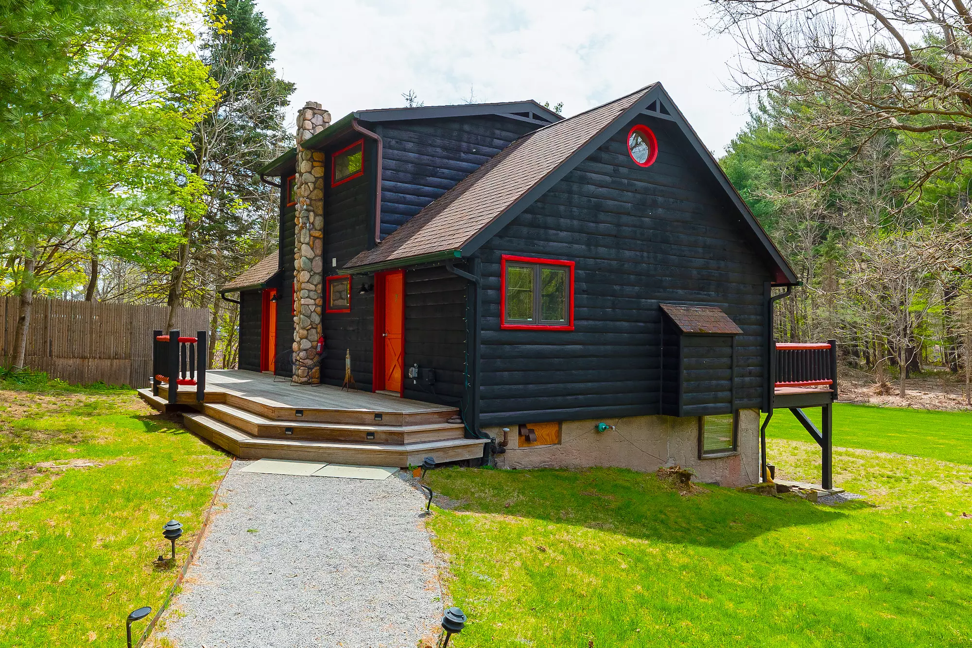 Gilista ni Kate Pierson sa B-52s ang iyang retro Catskills compound sa $2.2M, gilakip ang kitschy furnishings 3341_4