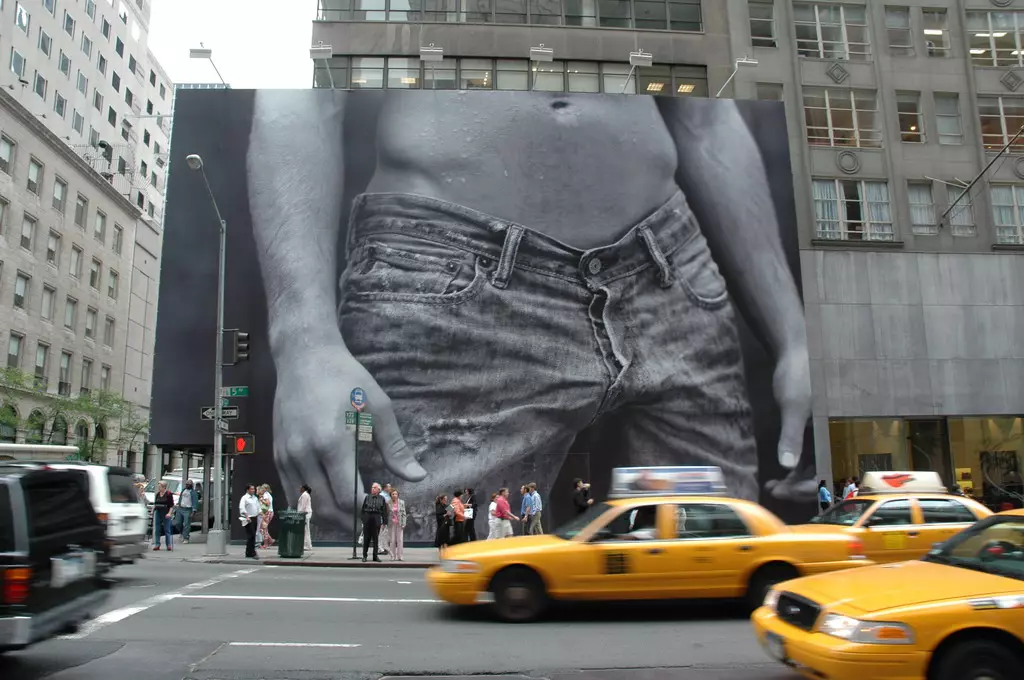 abercrombie fitch iklan nyc, papan iklan abercrombie fitch