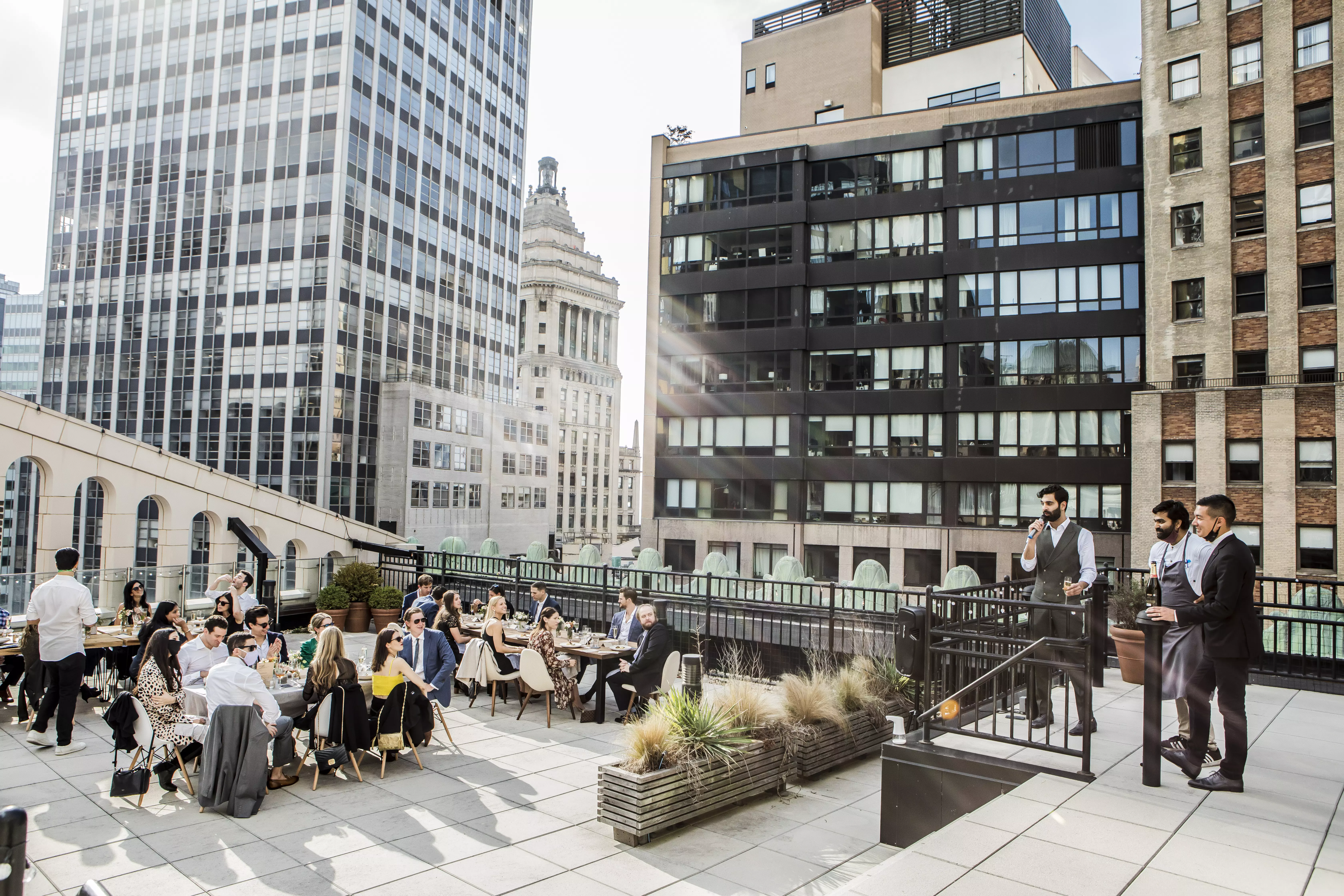 Speisen Sie im Freien auf dem massiven Penthouse-Balkon des historischen Broad Exchange Building 3351_2