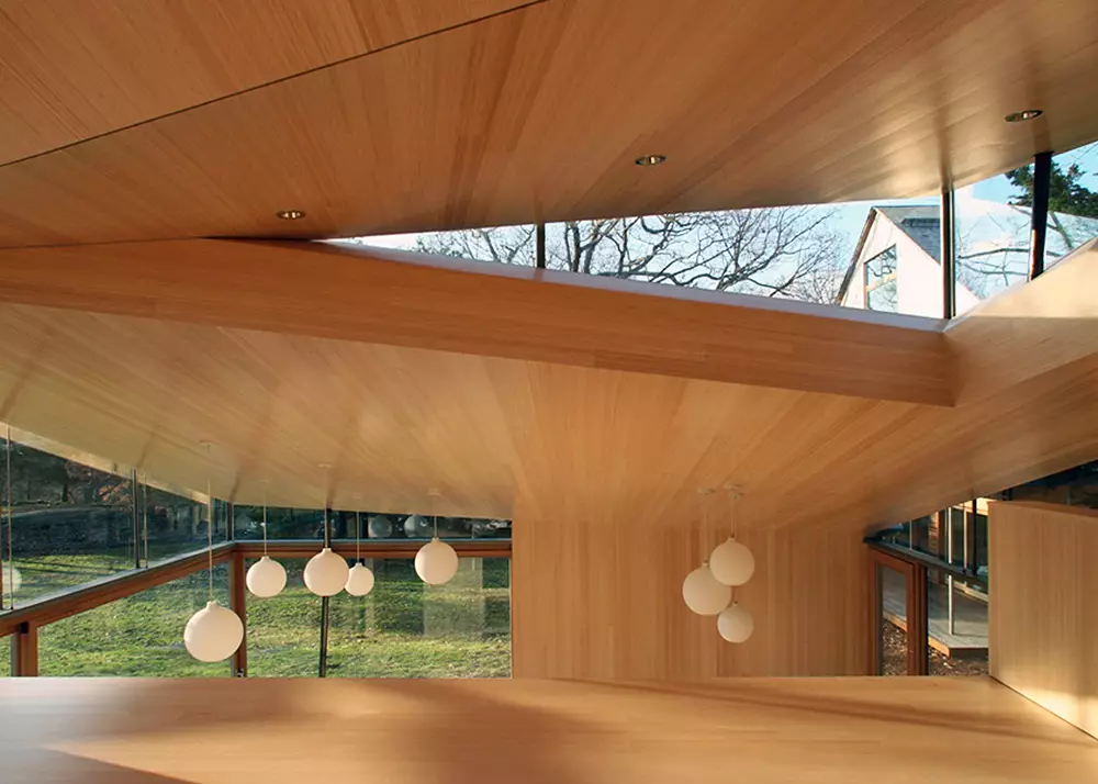 Grey Organschi Architects-ek The Cottage diseinatu zuen, bere inguruko ikusmen- eta ingurumen-kualitateak optimizatzen dituen ostatu lasaia.