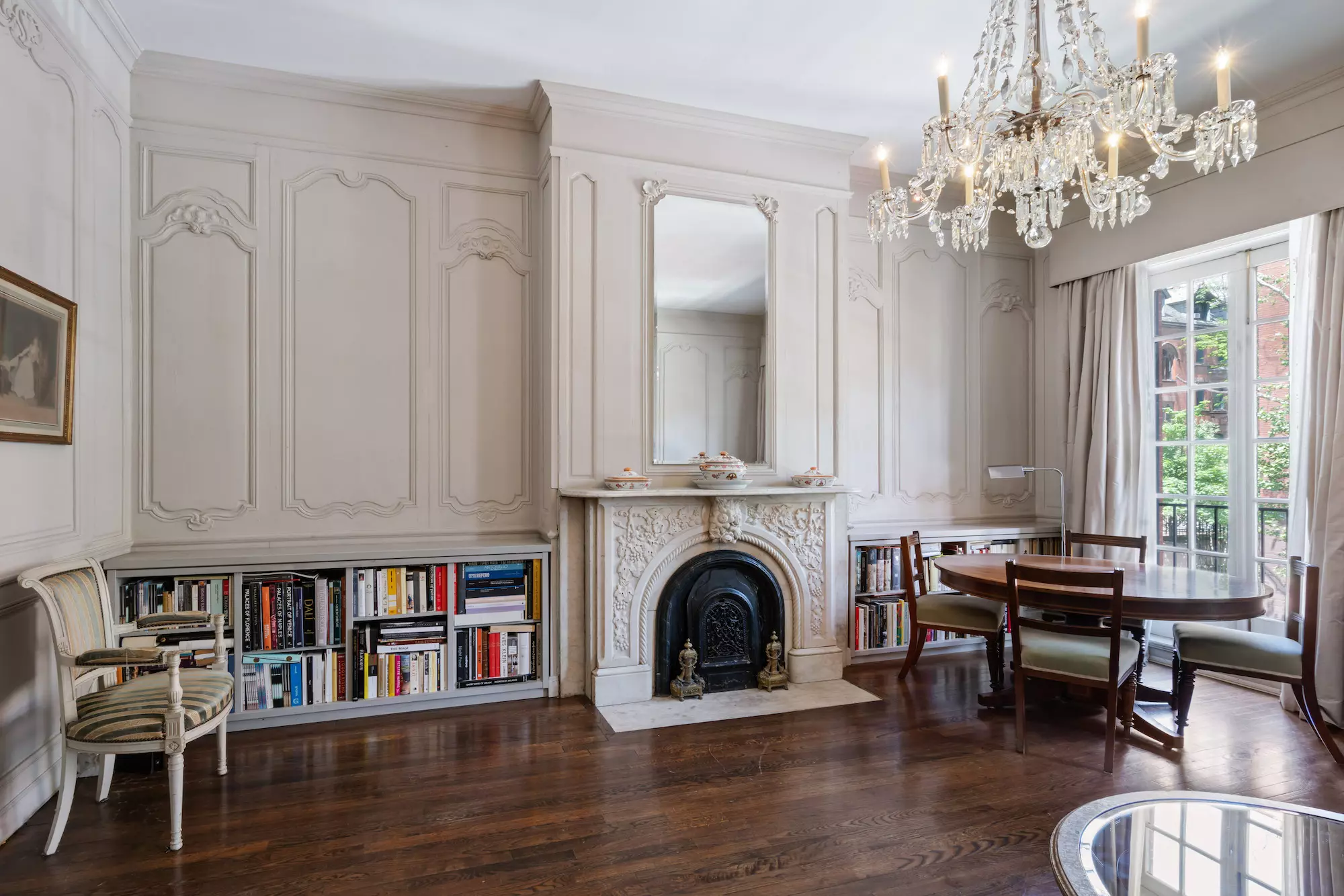 Em um quarteirão histórico em Chelsea, um elegante quarto de um quarto pede US $ 1,6 milhão 3359_2