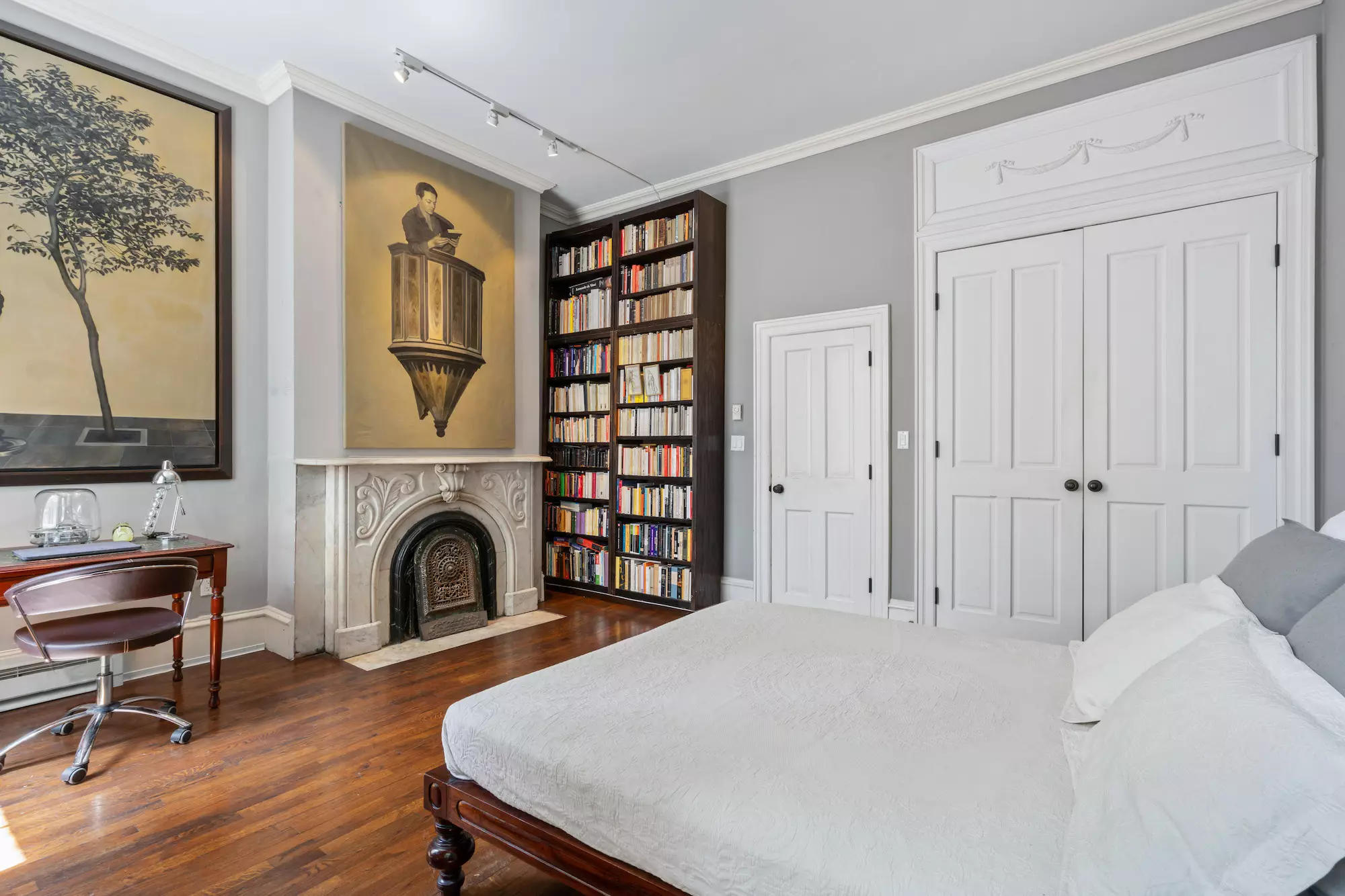 Em um quarteirão histórico em Chelsea, um elegante quarto de um quarto pede US $ 1,6 milhão 3359_6