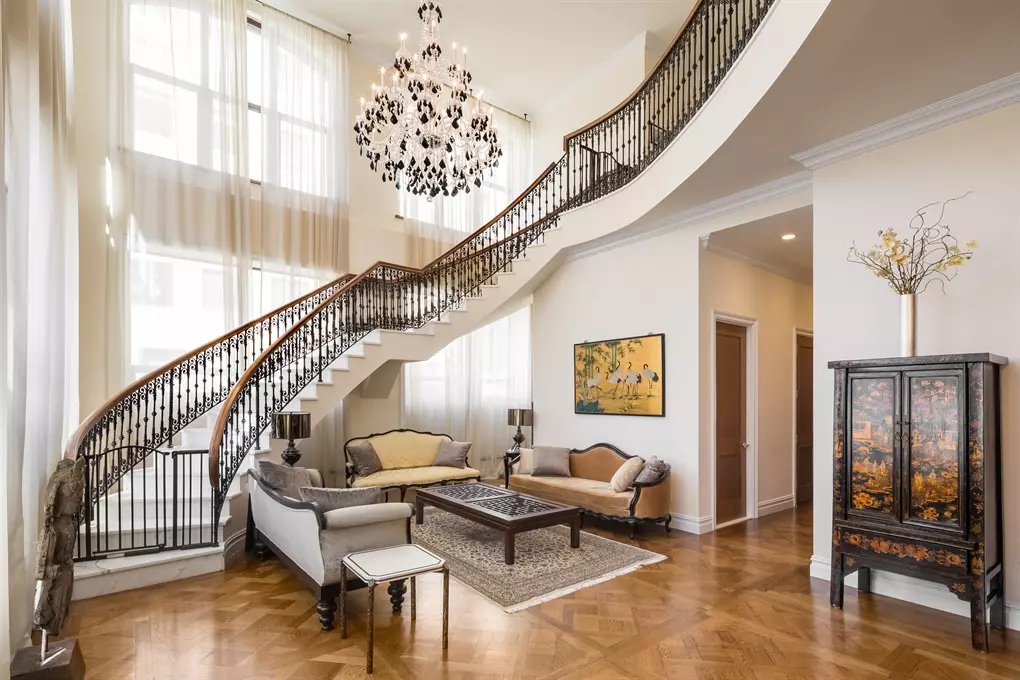 Великолепный таунхаус в стиле Версаля с широкой лестницей продан за 6,7 млн долларов 33696_1