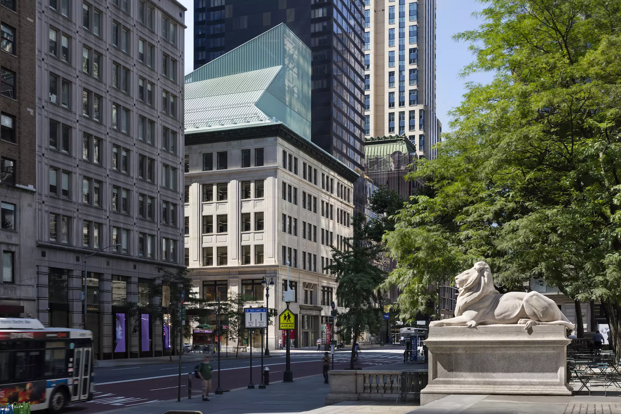 Po generálnej oprave 200 miliónov dolárov sa v Midtown otvára centrálna obežná knižnica NYPL s verejnou strešnou terasou 3378_1