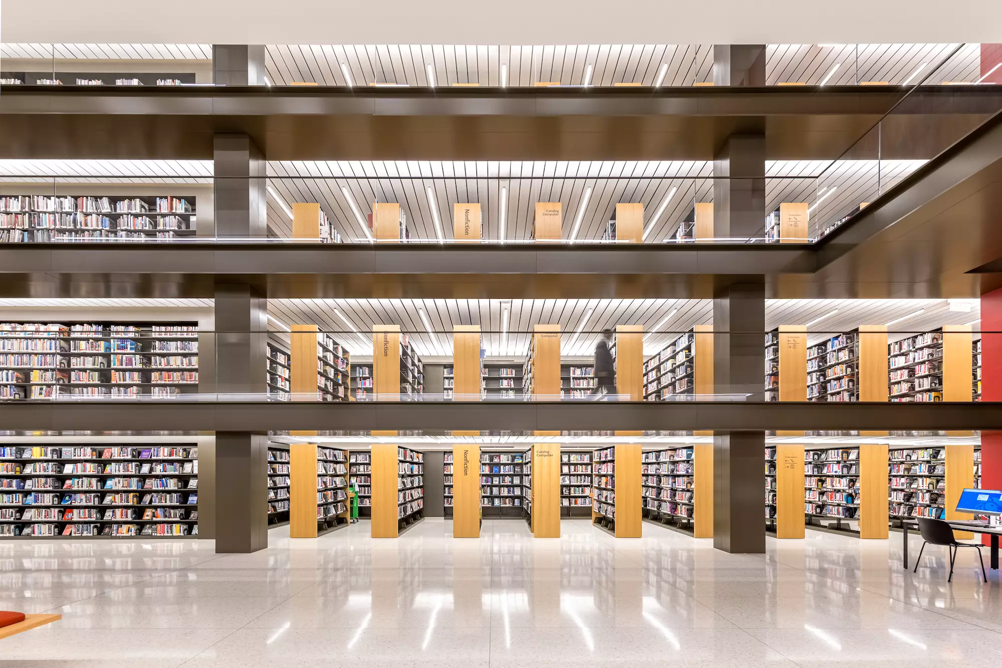2억 달러의 정비 후 NYPL의 중앙 순환 도서관, 공용 옥상 테라스가 있는 Midtown에 문을 엽니다. 3378_2