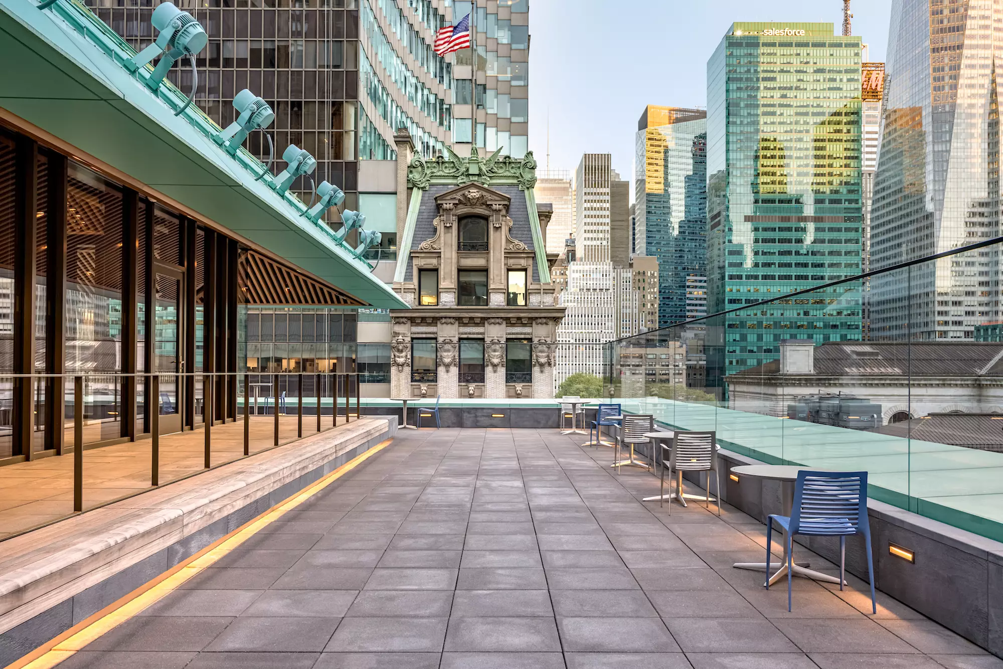 Po generálnej oprave 200 miliónov dolárov sa v Midtown otvára centrálna obežná knižnica NYPL s verejnou strešnou terasou 3378_7