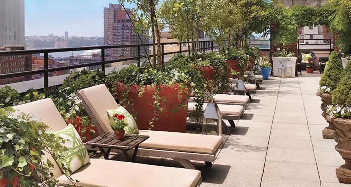 Hotel Sky Terrace Hudson, 356 West 58th Street. Sky Terrace v 15. nadstropju hotela Hudson, ki se bo odprla za sezono 20. maja, se ponaša s pogledom na reko vse do Kipa svobode. Viseči bršljan, drevesa in lončnice ustvarjajo popolno vzdušje za uživanje v njihovem meniju desetih posebnih sangrij.
