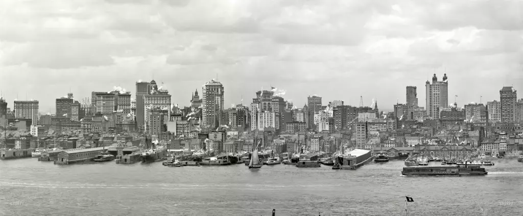 Inte så mycket en skyline som bara en panoramabild av New York, det här fotot från 1906 visar Manhattan precis innan skyskrapans boom verkligen började.