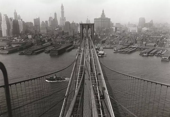 Gamit ang hindi kapani-paniwalang kuha mula sa tuktok ng Brooklyn Bridge, makikita mo ang mga bahagi ng 1933 skyline.