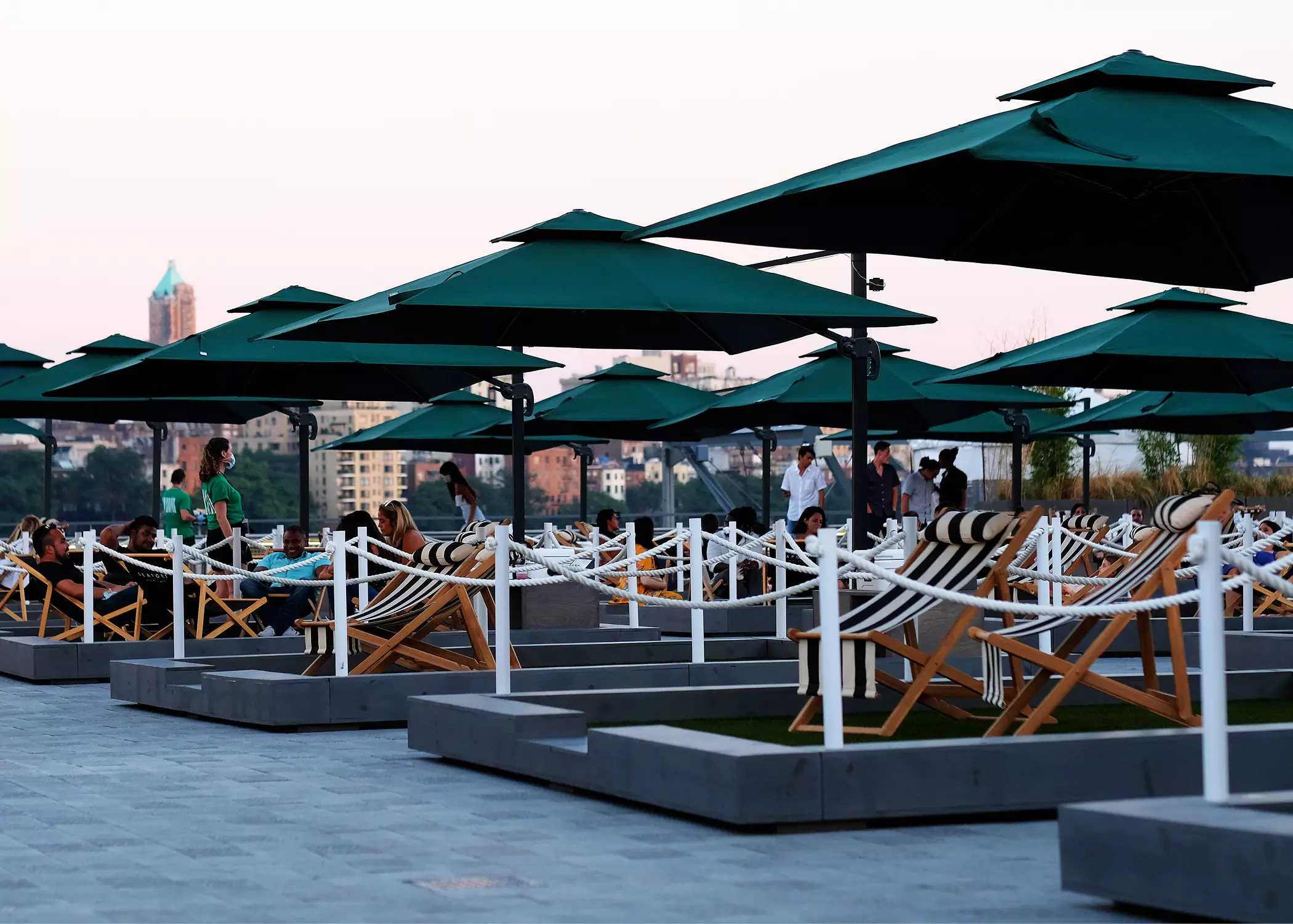 您可以在南街海港的屋顶“草坪”休息和用餐 3395_2