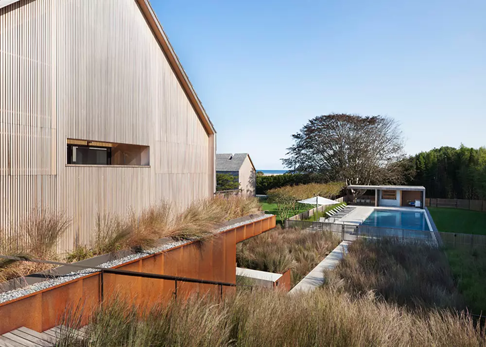 Piersons Way, East Hampton, NY отбасылық үйі, Bates Masi + Architects, L-пішінді дизайн, Алясканың сары сілкіністері, Картоп сарайларының типологиясы, пейзажға үйлеседі