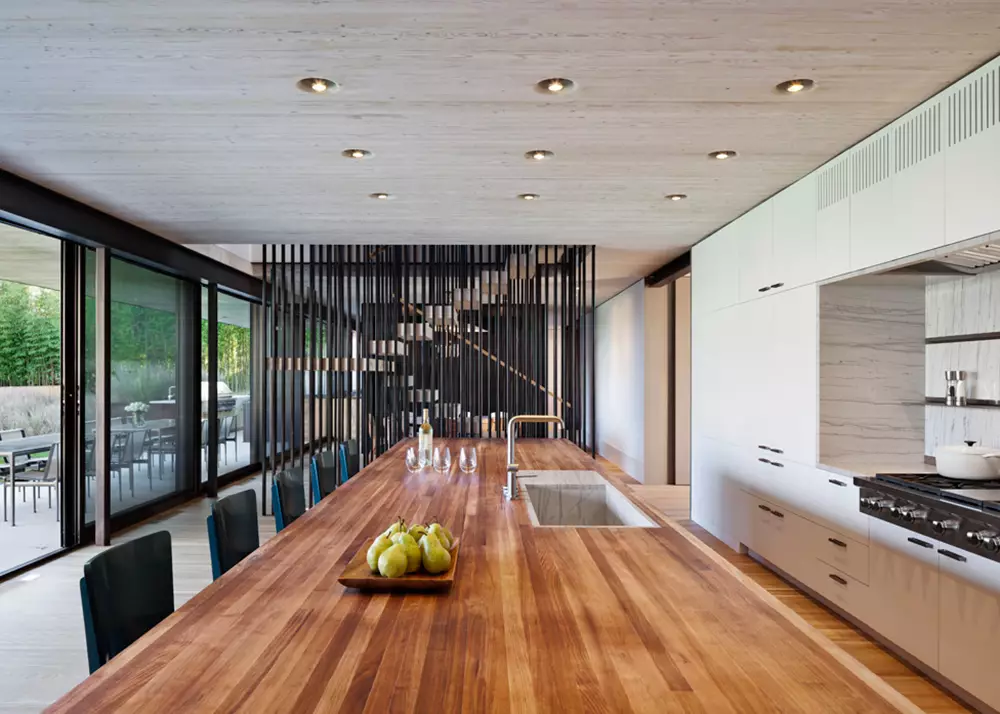 Piersons Way, East Hampton, NY отбасылық үйі, Bates Masi + Architects, L-пішінді дизайн, Алясканың сары сілкіністері, Картоп сарайларының типологиясы, пейзажға үйлеседі