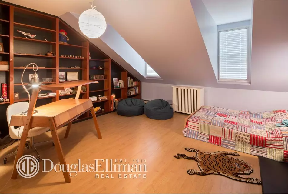 I-West Village Federal Rowhouse ene-Surprise Attic Space Ithengisa nge-$6 Million 34046_1