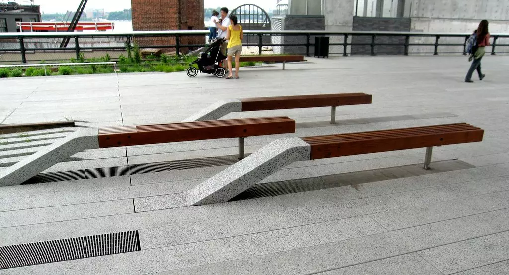 Ghế dài mọc ra ngoài vỉa hè tại Highline. Hình ảnh © Người dùng Flickr Kris Arnold