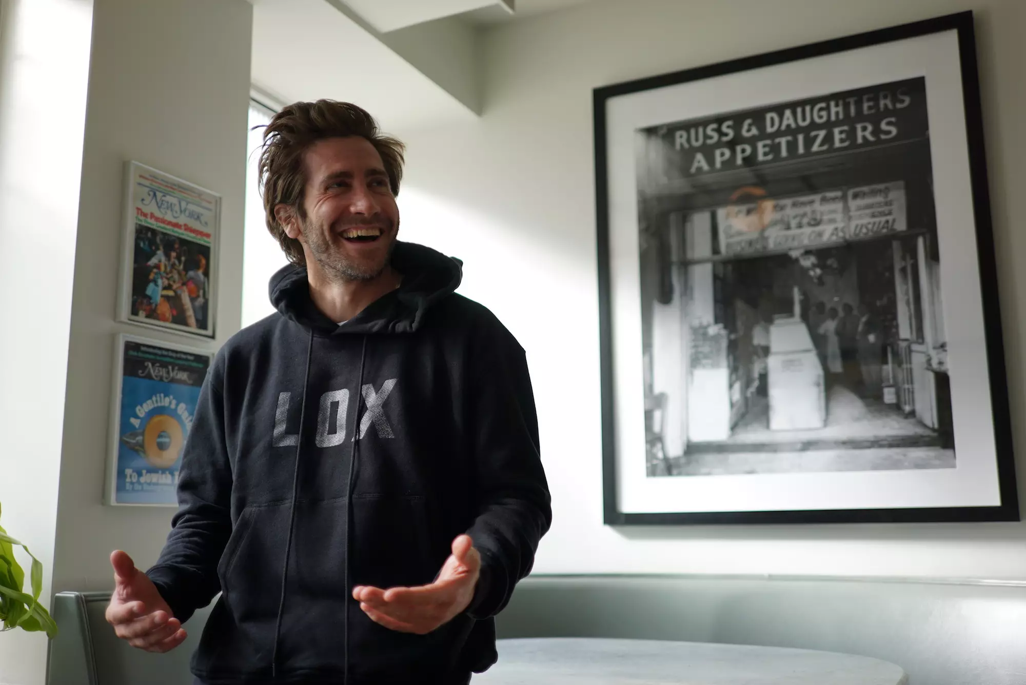 hoodie LOX ທີ່ອອກແບບໂດຍ Jake Gyllenhaal ຈາກ Russ & Daughters ສະຫນັບສະຫນູນກອງທຶນນັກສະແດງ 3433_1