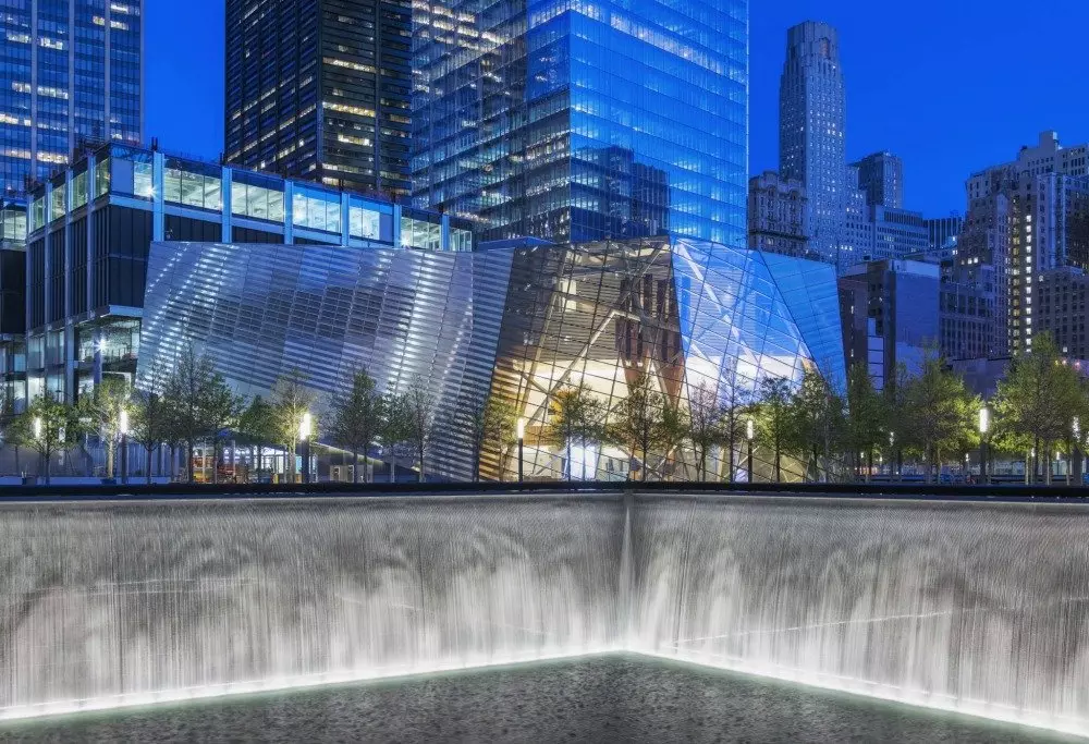 Pavijoni i Muzeut Përkujtimor të 11 shtatorit të Snøhetta-s i mbushur me dritë