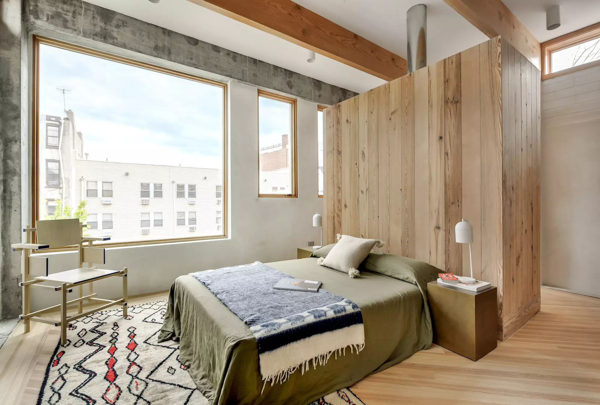 Penuh dengan bahan mentah dan gaya Skandinavia, townhouse Bed-Stuy ini seharga $3.9M 3475_9