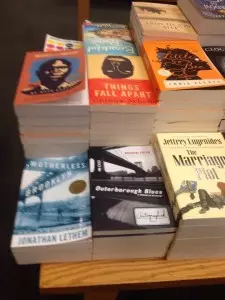 Romanul lui Andrew Cotto, Outerborough Blues: A Brooklyn Mystery - față, centru - la Barnes & Noble.