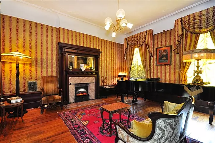 見事な19世紀のワシントンハイツのタウンハウスは220万ドルで売られています