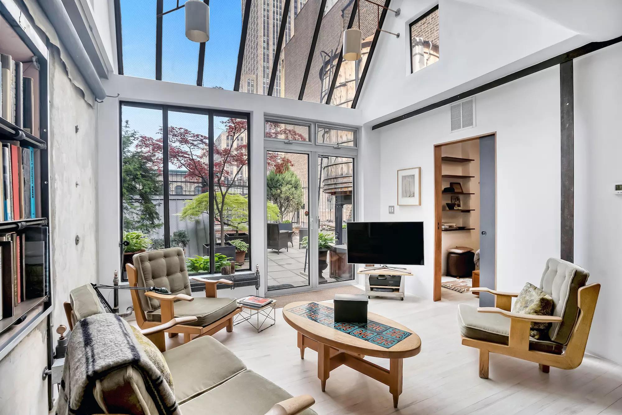 Funky $995K Midtown penthouse ត្រូវបានផលិតចេញពីបន្ទប់មេកានិច និងកុងតឺន័រដឹកជញ្ជូន 3561_6