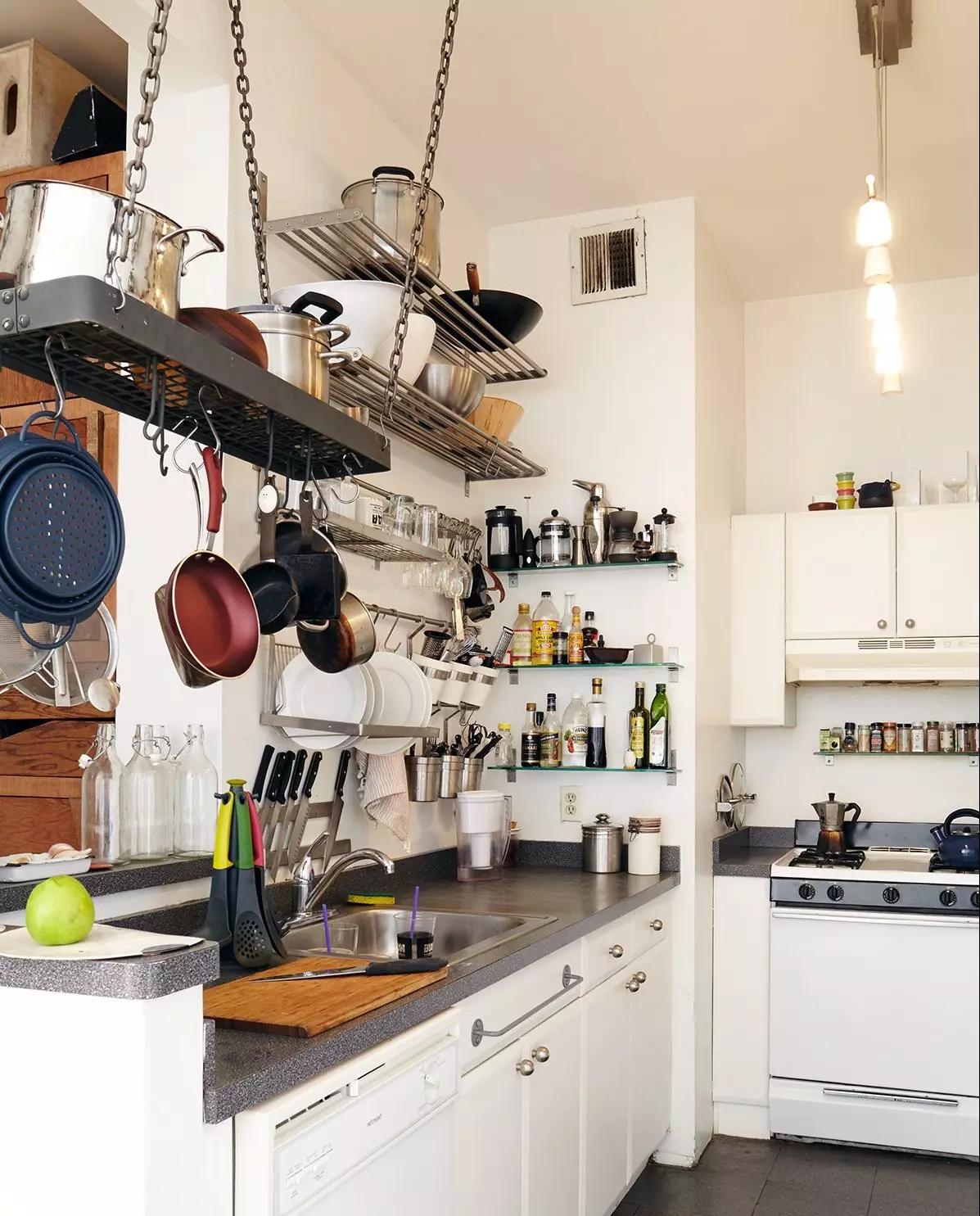 viseče police v kuhinji