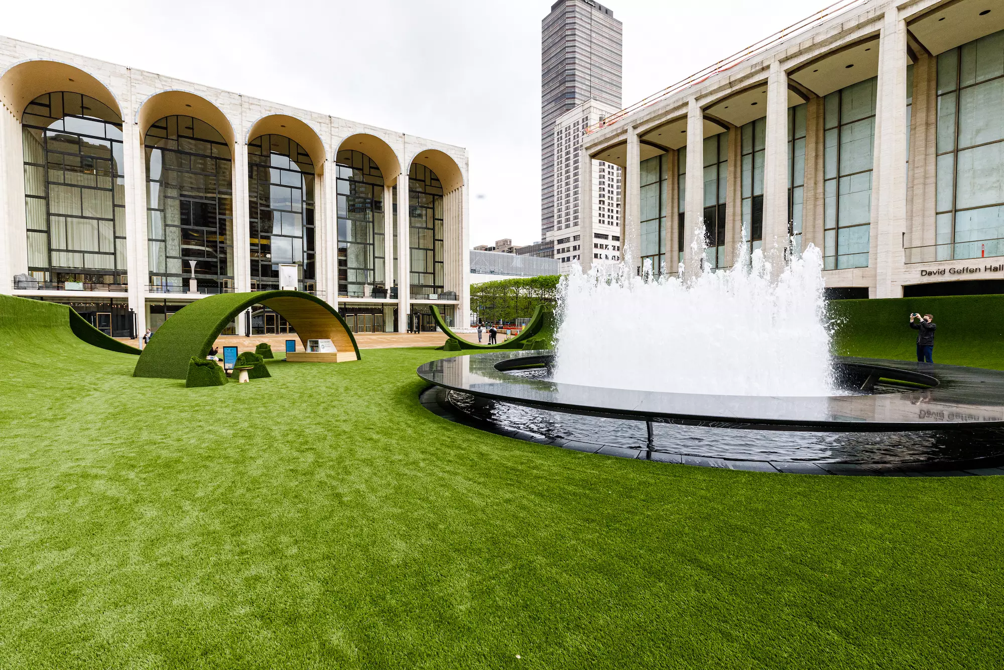 Se den enorma offentliga gräsmattan som har tagit över Lincoln Centers berömda torg 3567_1