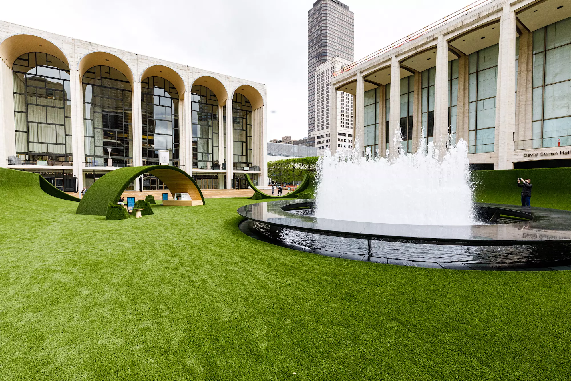 Découvrez l'immense pelouse publique qui a envahi la célèbre place du Lincoln Center 3567_1