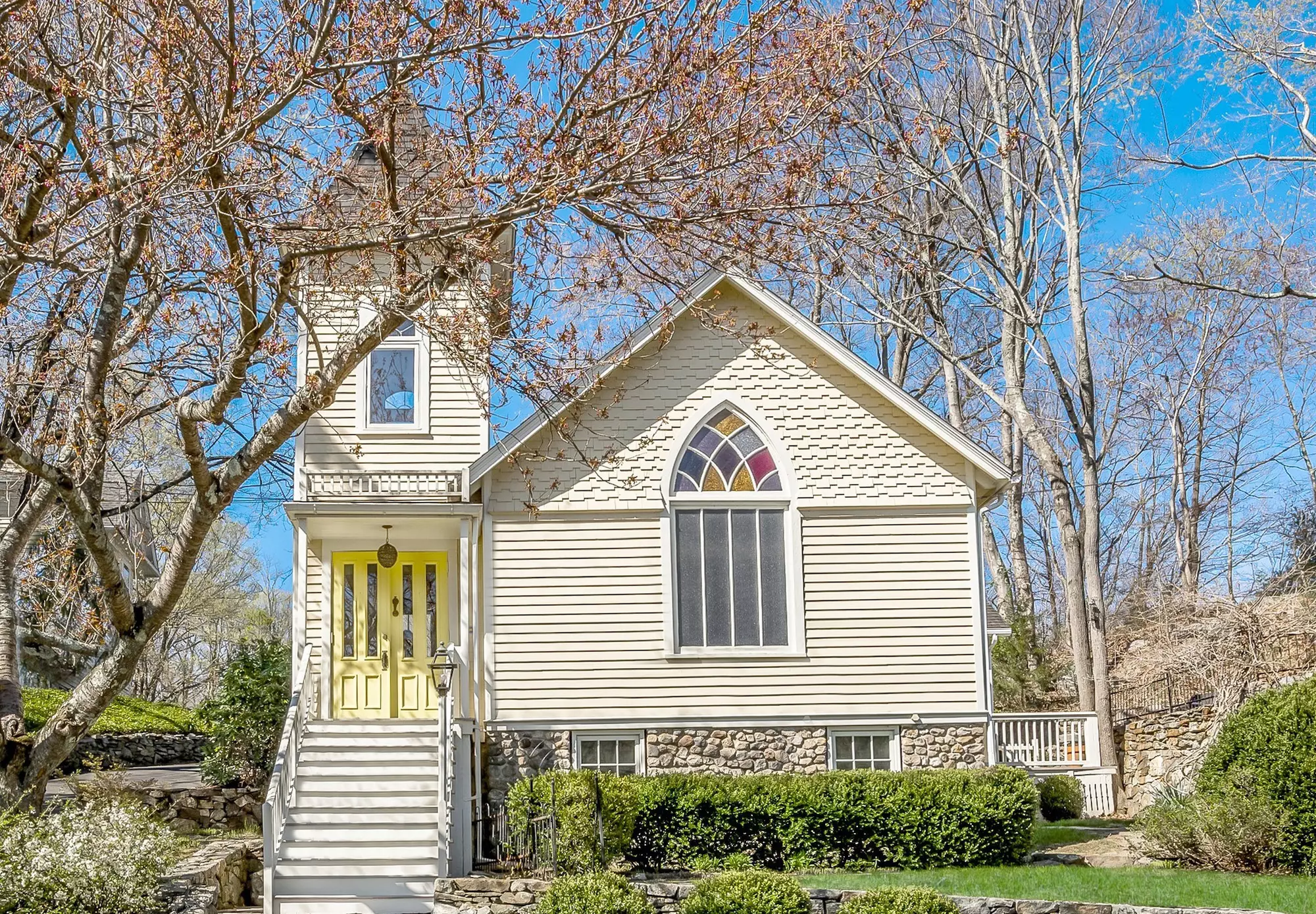 For kun $865K kan du bo i denne smukke ombyggede kirke i Connecticut 3591_1