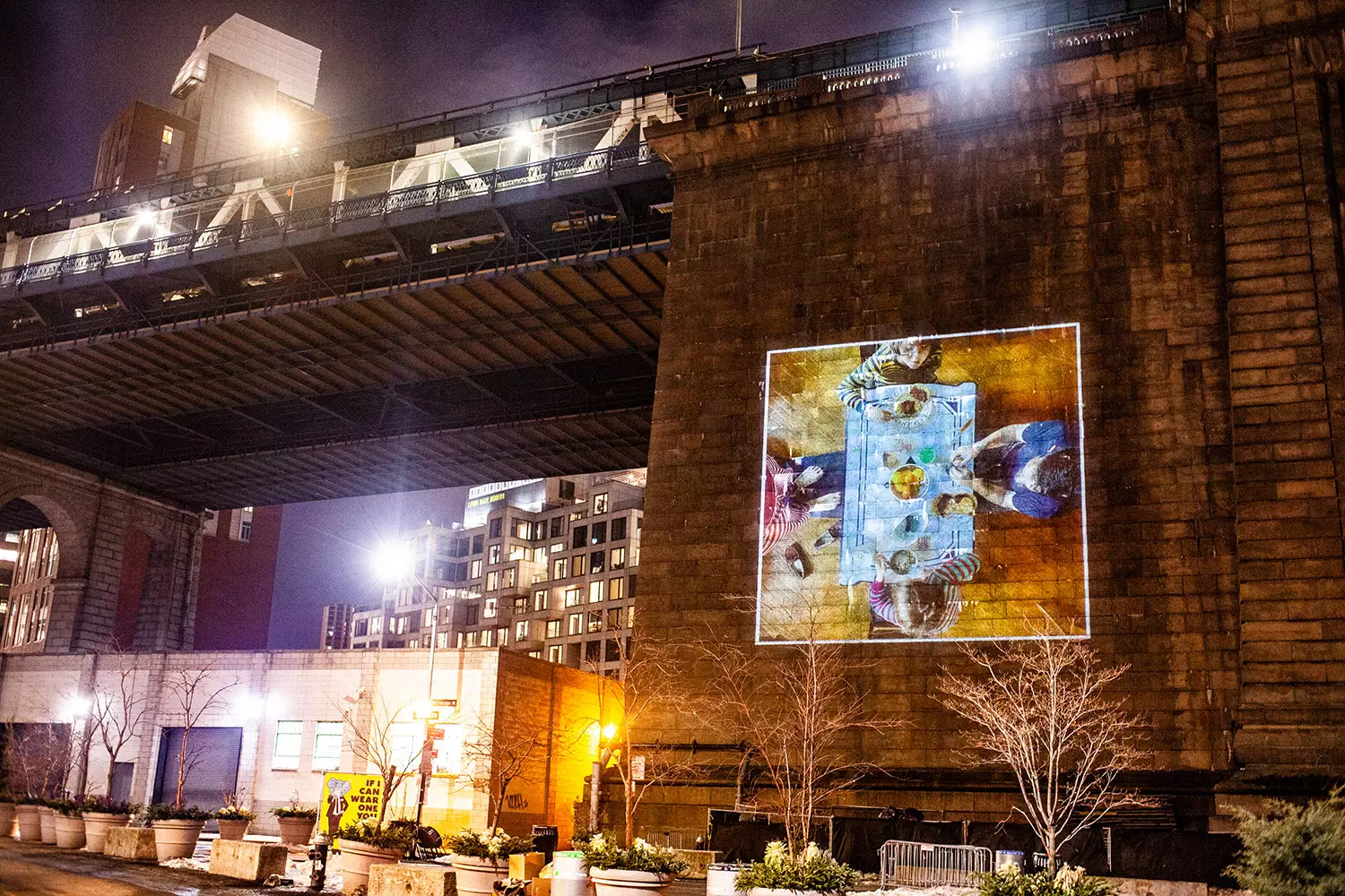 Nowa wystawa przedstawia zdjęcia momentów pandemii rodzicielskiej na Manhattan Bridge 3595_2