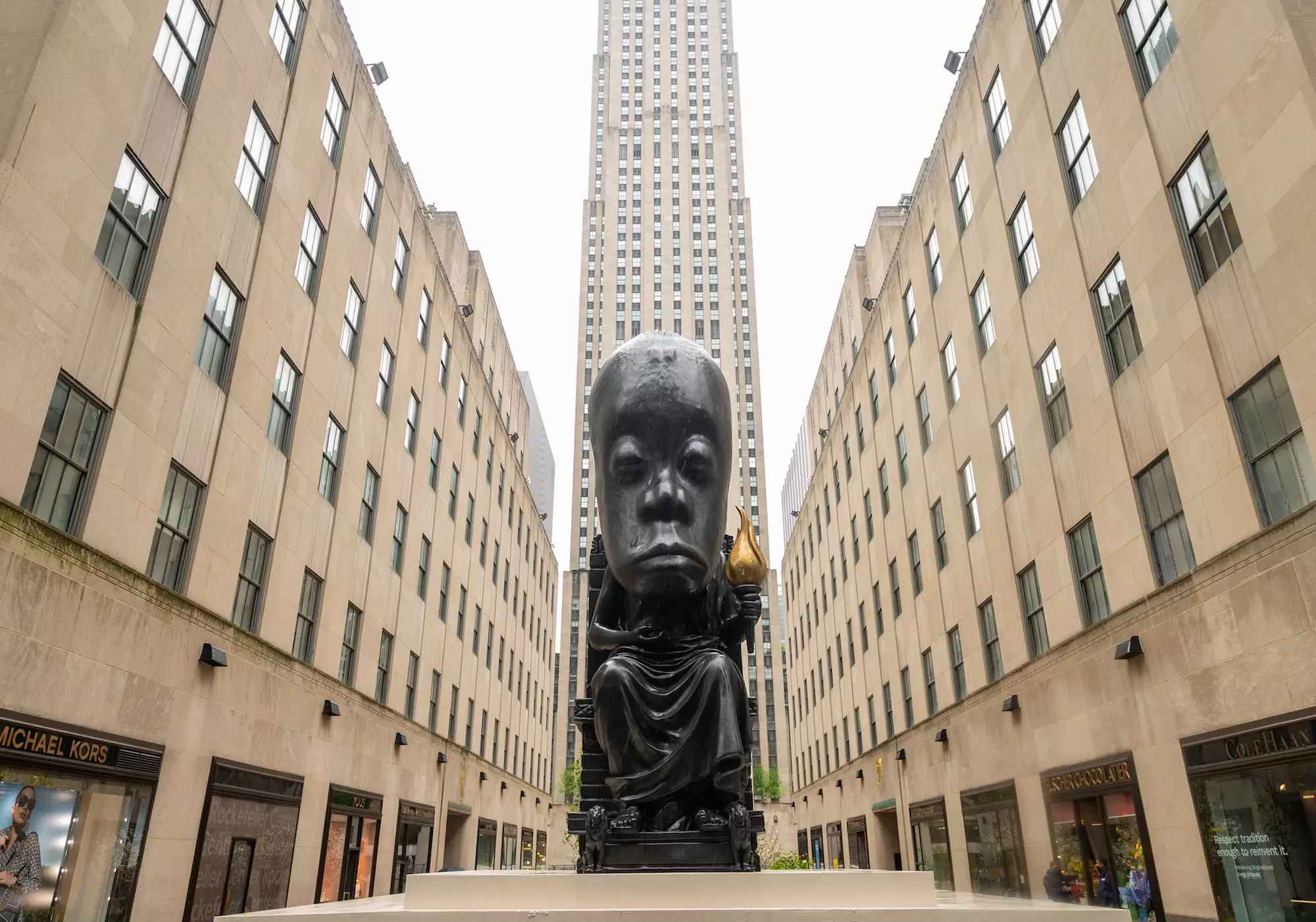 Escultura de 25 pés de altura projetada por Sanford Biggers assume o Rockefeller Center 3605_1